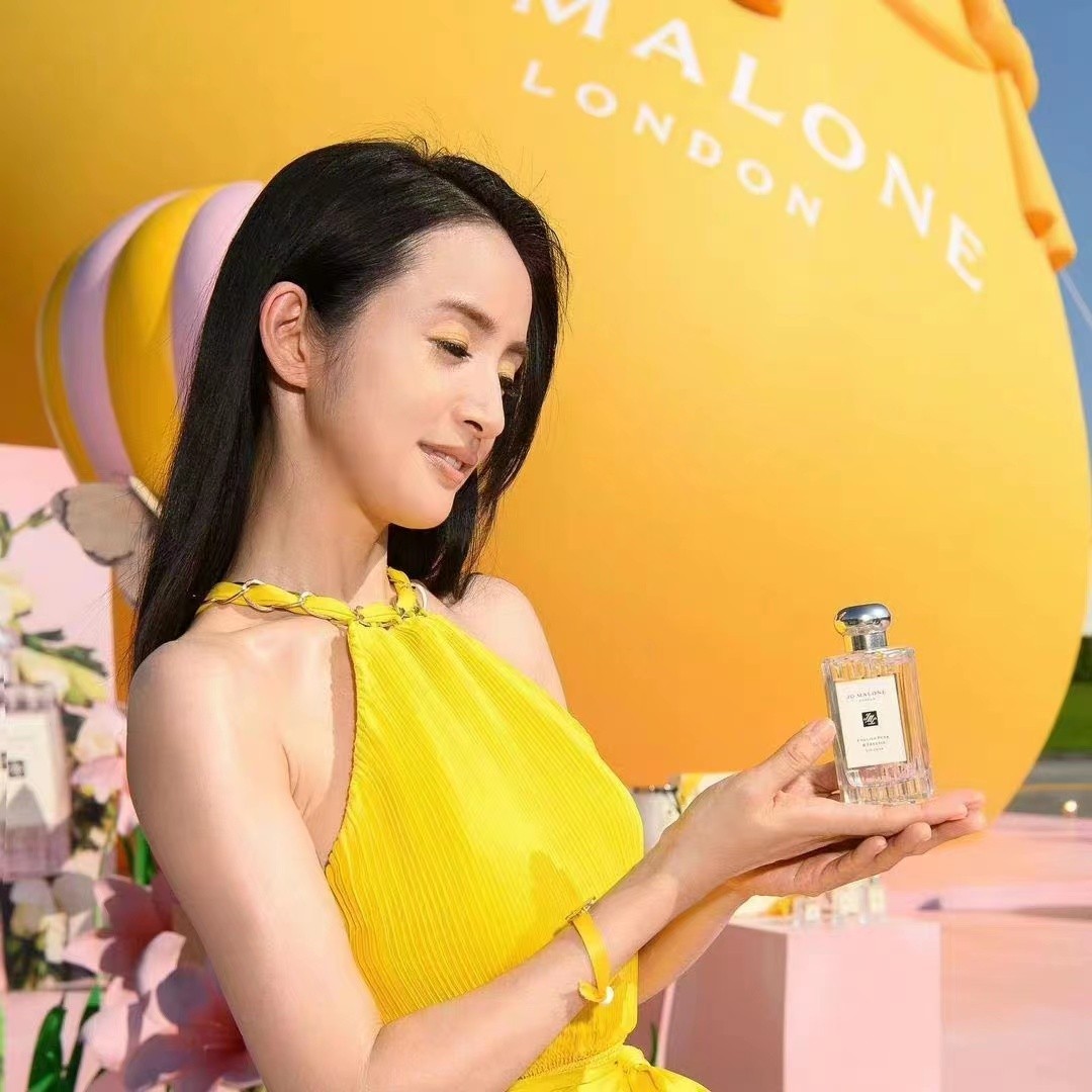 Ariel Lin is getting old too!The loss of collagen exposes the deep eye ...