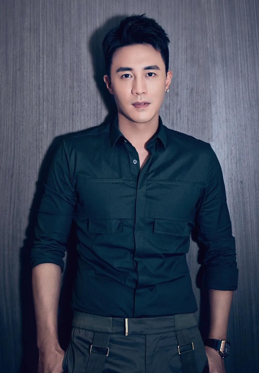 41-year-old Du Chun posted a family portrait!Sweetly kisses his 11-year ...