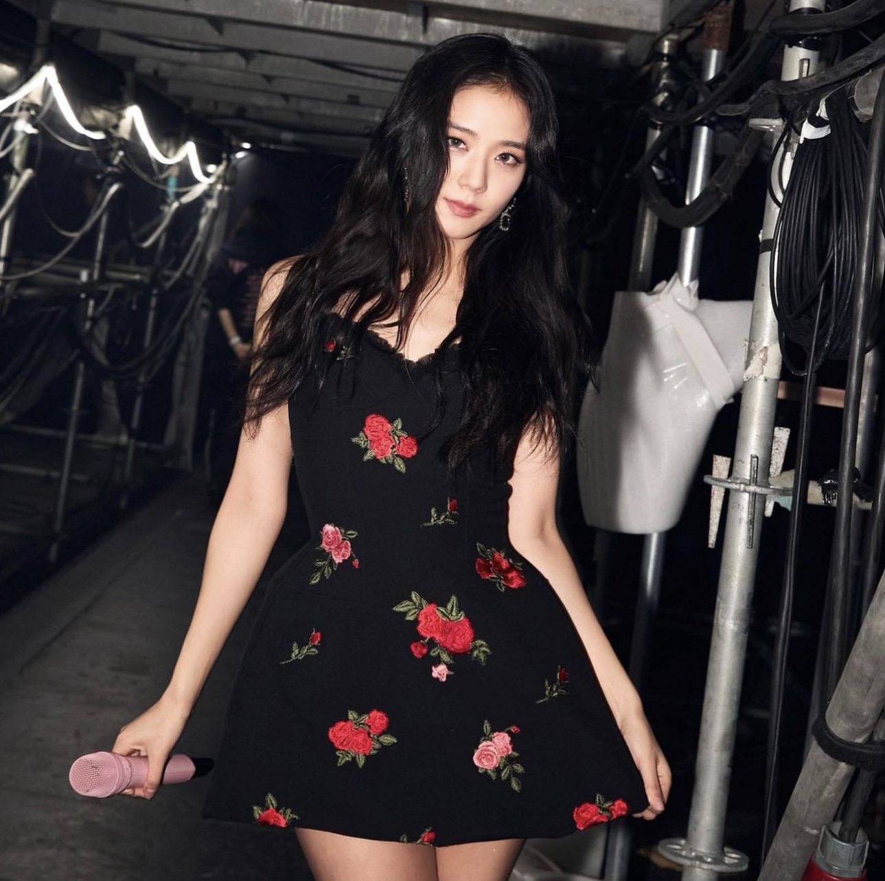 What is it like to wear Jisoo's new song "FLOWER" on your body? Wealthy ...