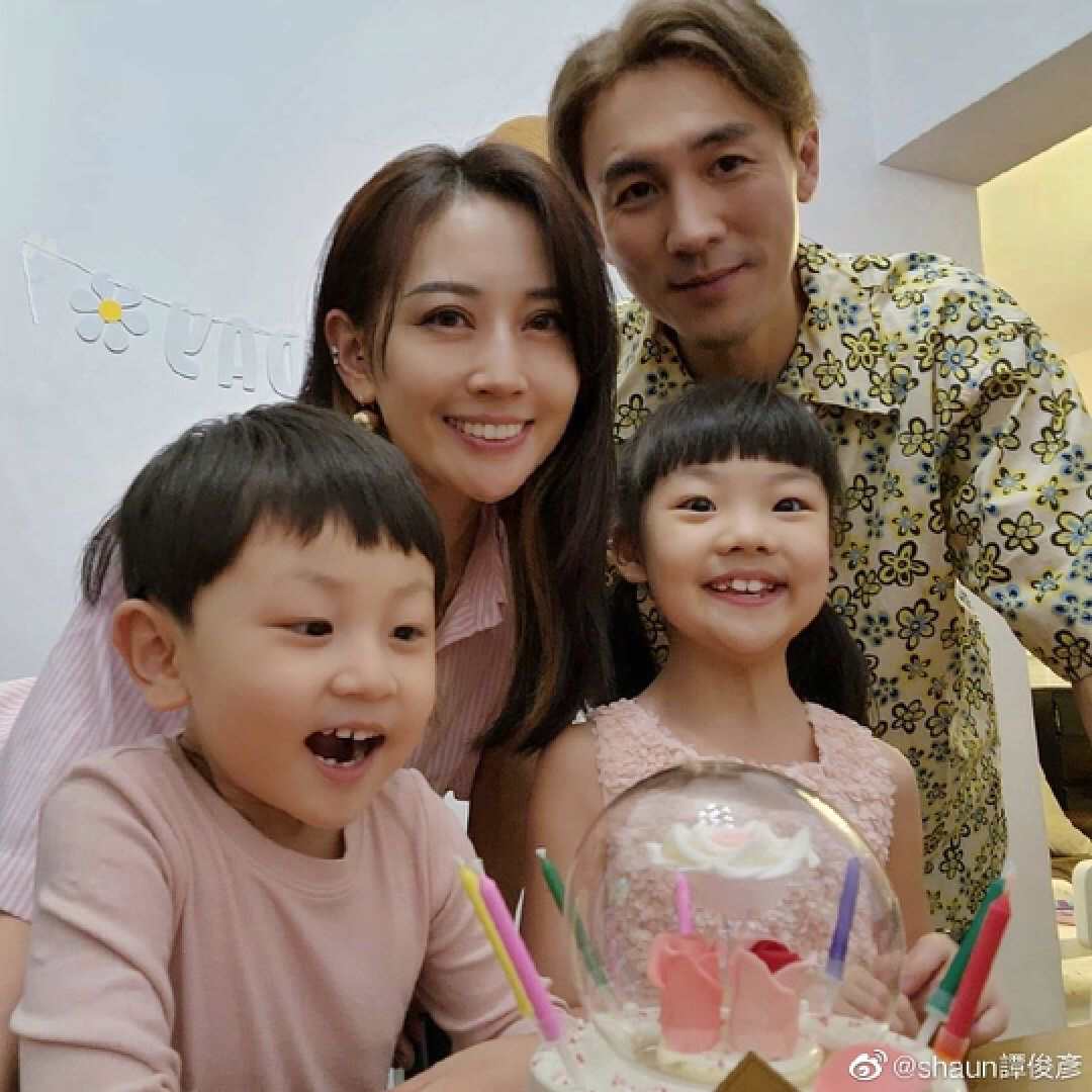TVB Shidi posted a photo with his family! The wife in the circle shows ...