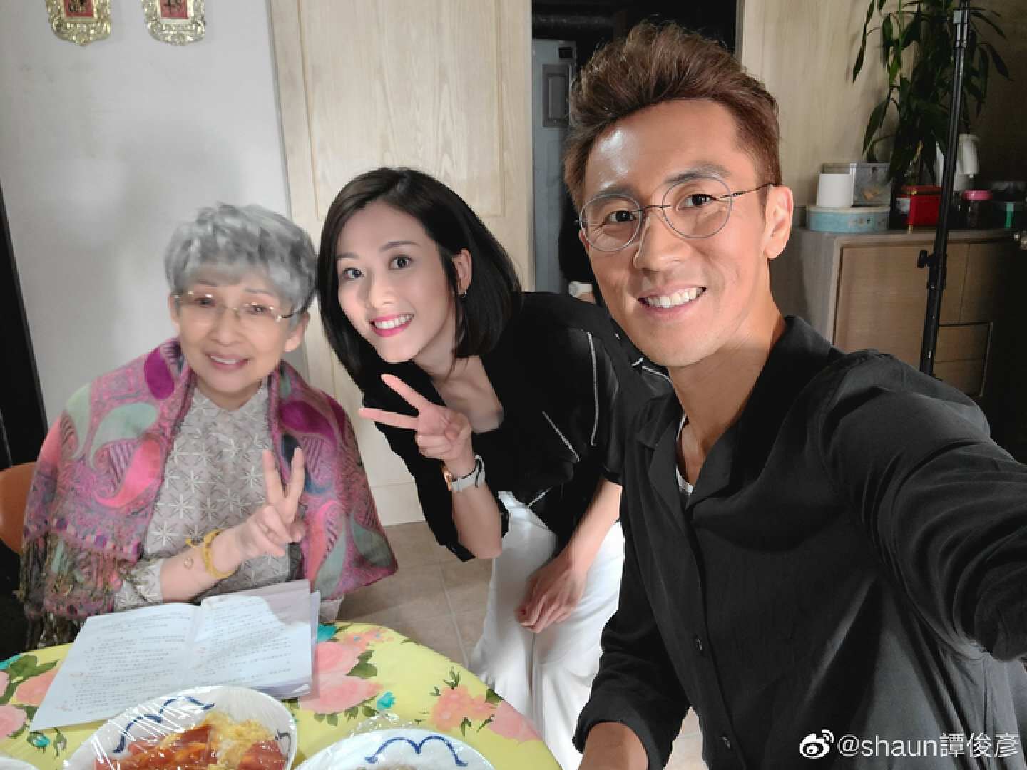 TVB Shidi posted a photo with his family! The wife in the circle shows ...