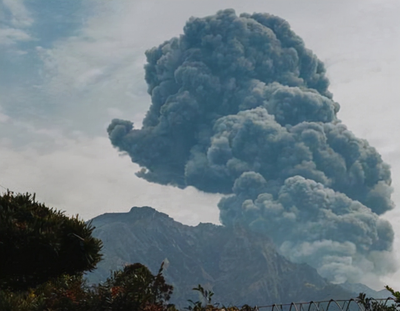 Japan's volcanic eruption, reaching 3,400 meters into the sky, will ...