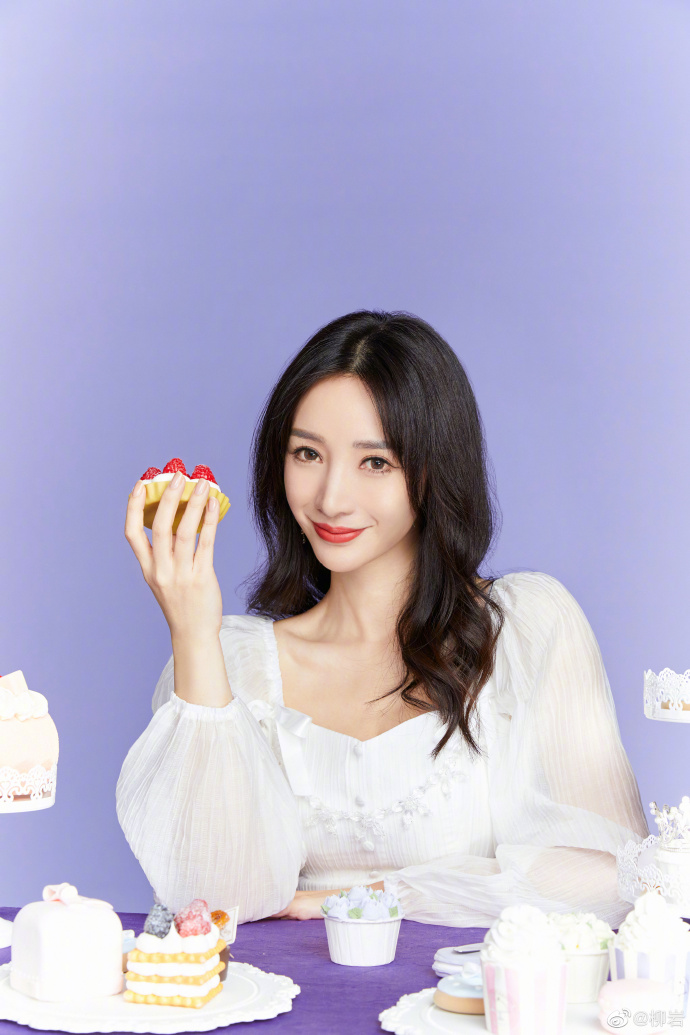 Sexy goddess Liu Yan is wearing a white tulle top!Snow skin jade is too ...