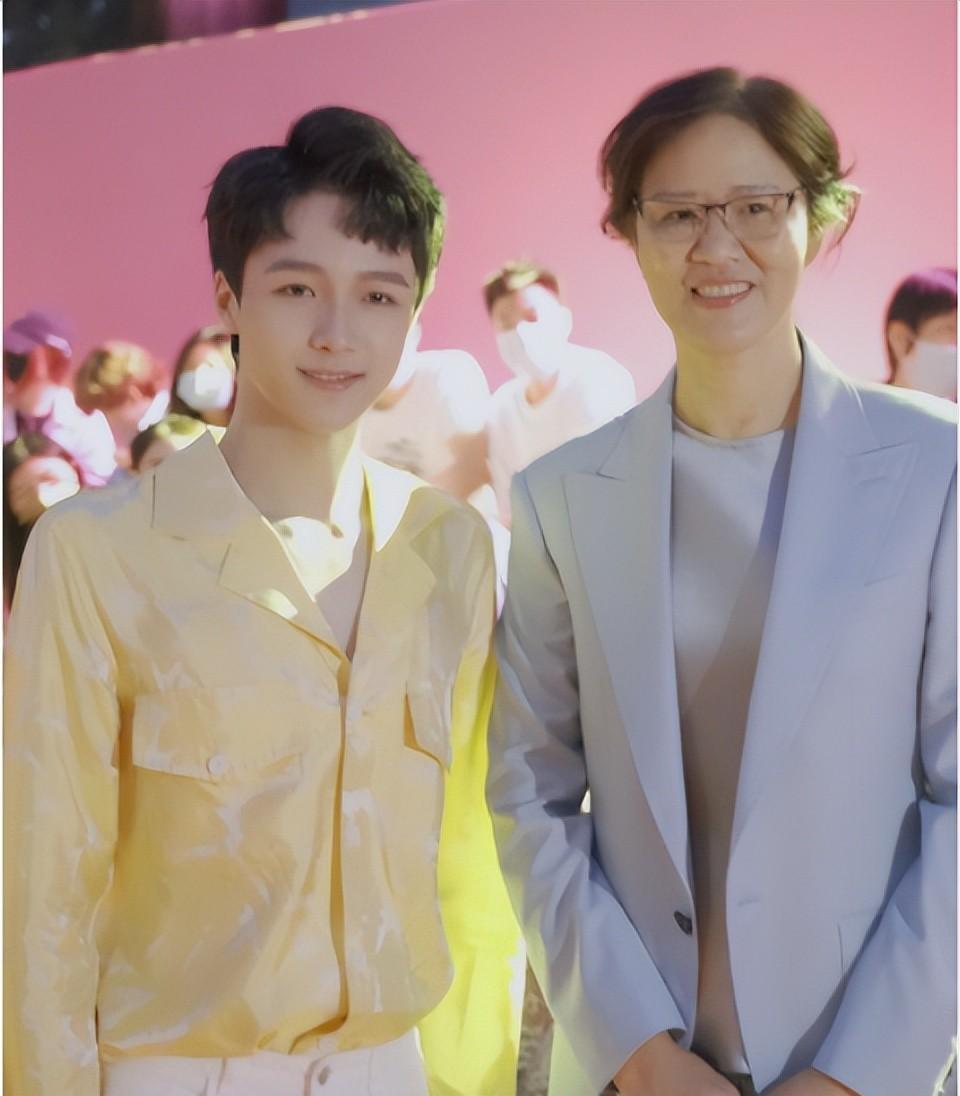 Lang Ping's appearance has changed greatly!Participate in fashion week ...