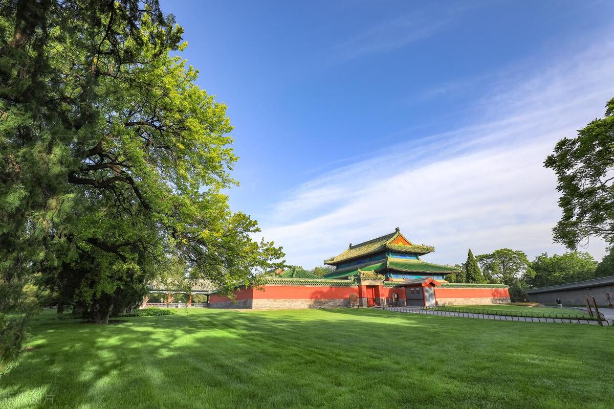 There are three roads on the Danbi Bridge in the Temple of Heaven ...