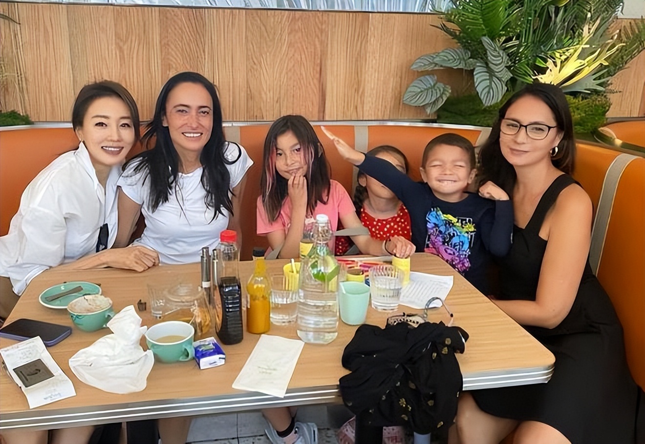 Frontal photo of Daniel Wu's 10-year-old daughter: dyed pink hair ...