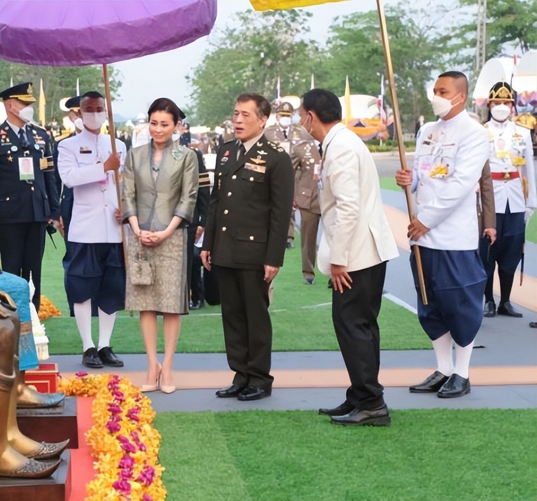 Queen Suthida learned to act like a spoiled child, fanned the 70-year ...