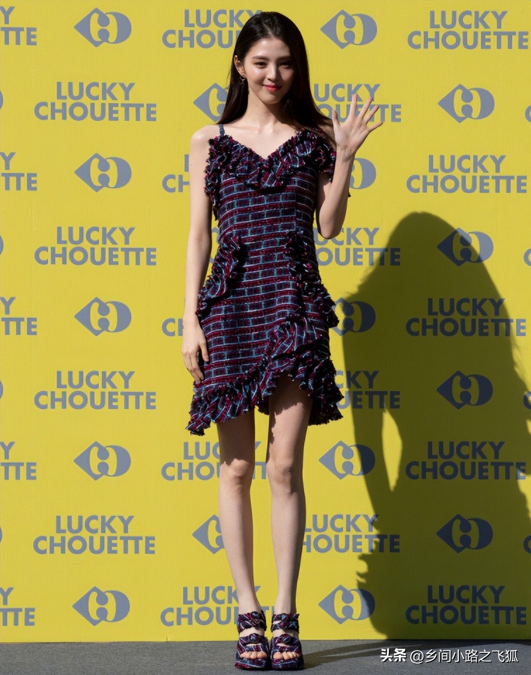 Han Suxi attended the event in a plaid suspender, showing off her ...