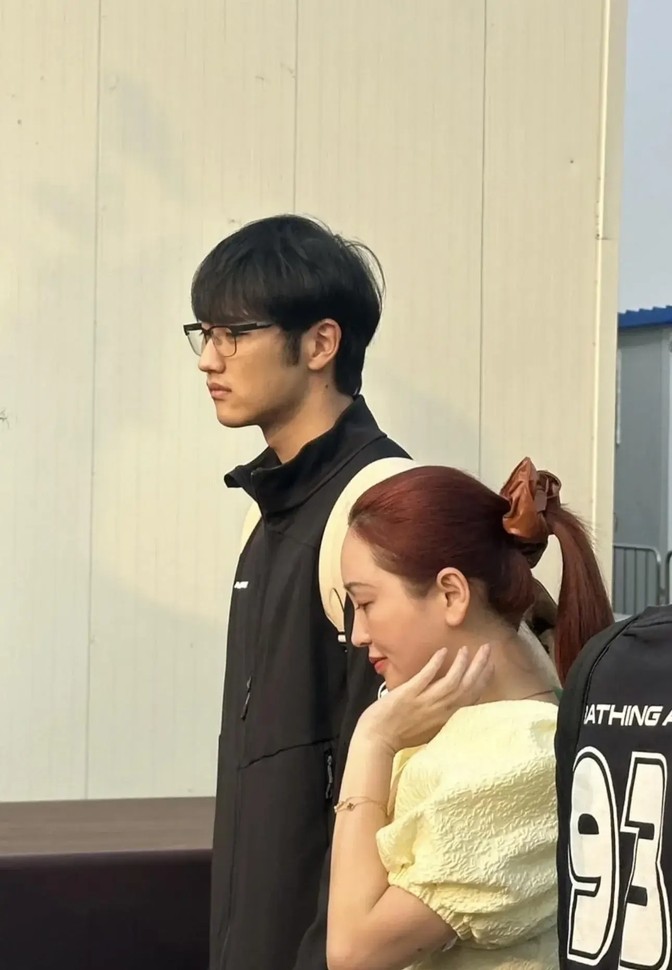 Jin Sha and her young boyfriend appeared at the Universal Studios, and ...