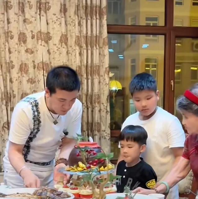Huang Shengyi's husband Yang Zi's 47th birthday, three generations ...