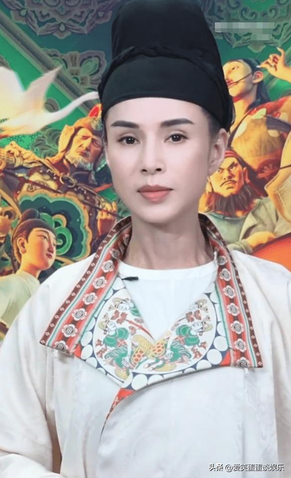 Li Ruotong cosplays as Li Bai watching a movie, full of heroism and ...