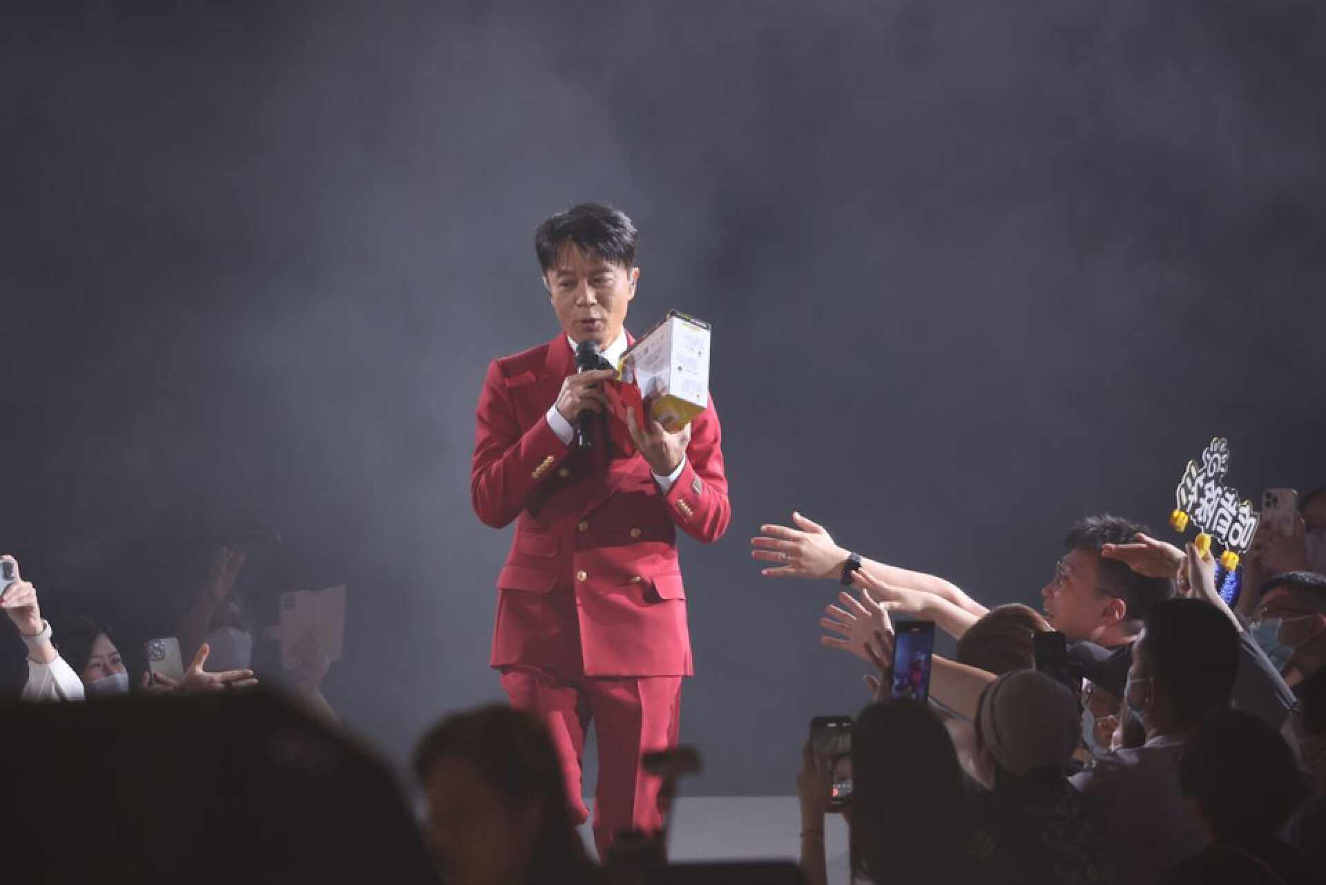 Hacken Lee accepts red envelopes from fans at a concert ...