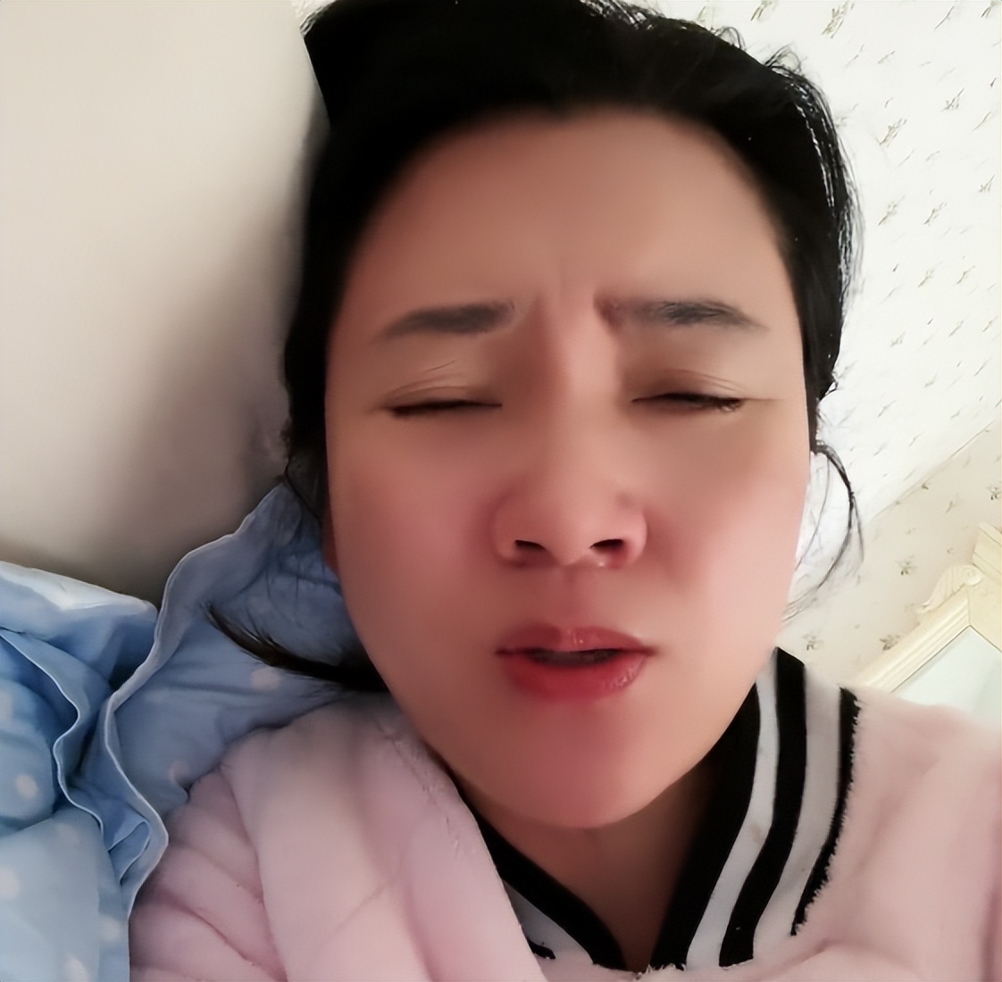 The 49-year-old host Zhou Qun fell ill and stayed up all night with a sore throat, fearing that ...