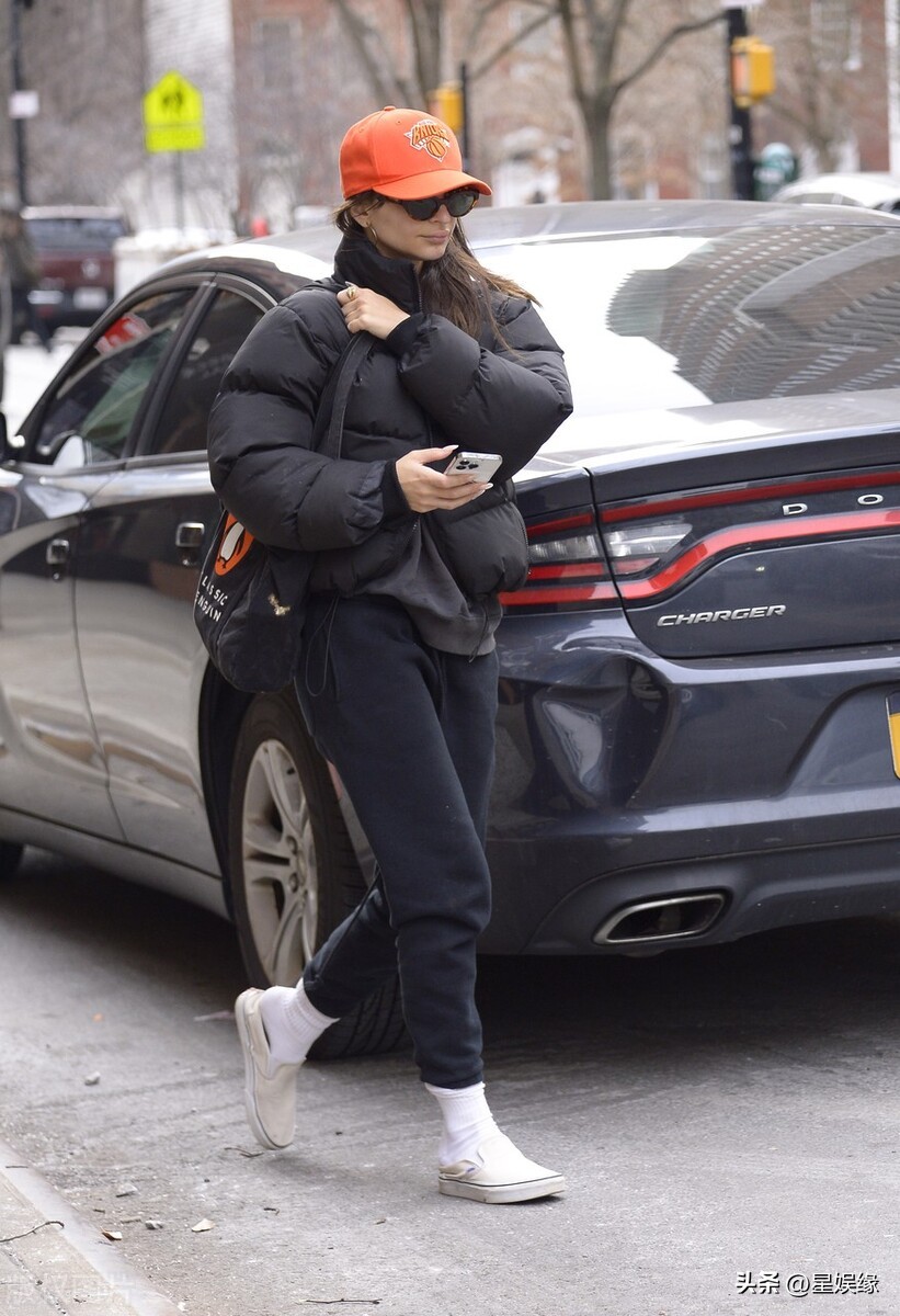 Emily Ratajkowski is wearing a black short bread jacket + sports pants ...