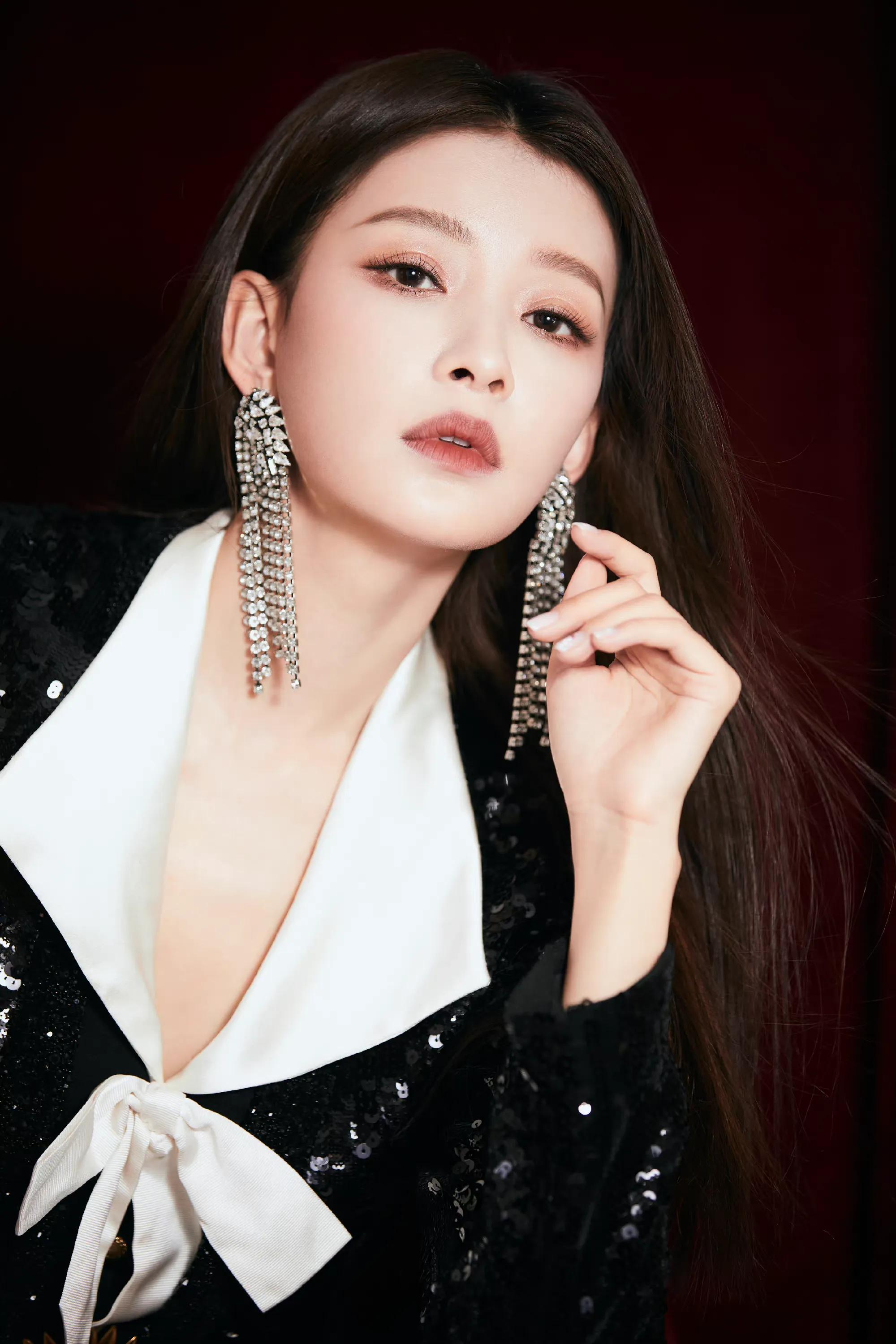 Sun Yi, sexy and charming, blessed - iNEWS