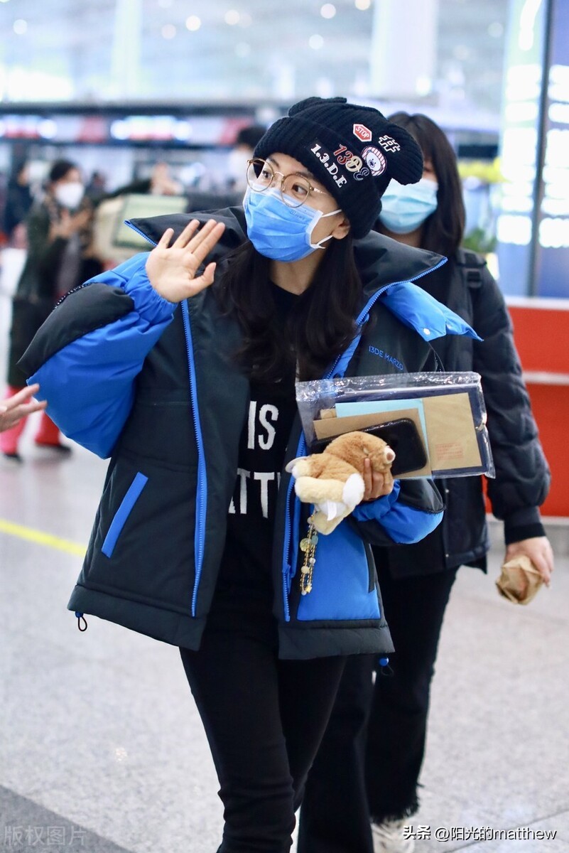 Yang Rong appeared at Beijing Capital Airport, wearing a black down ...