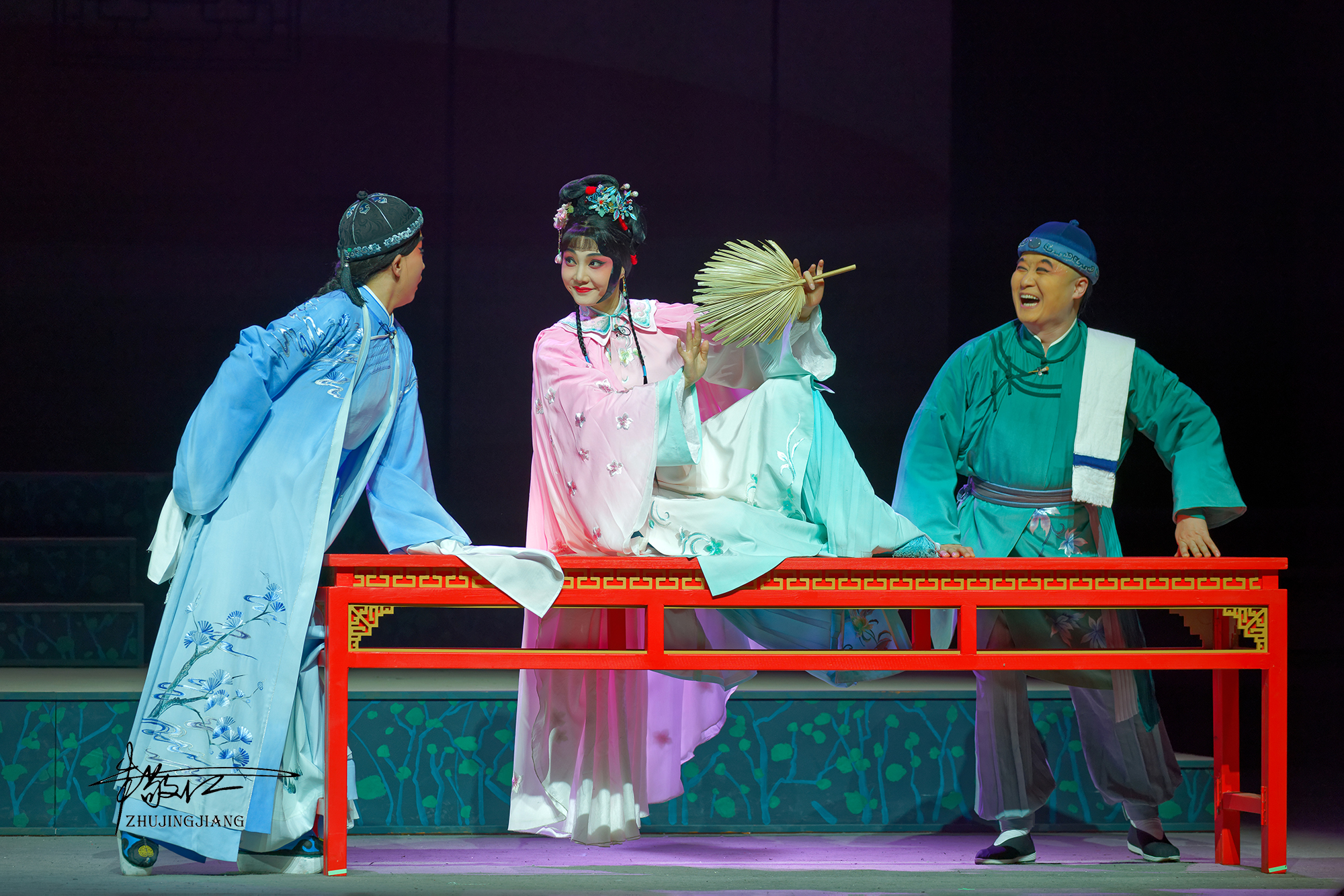 Stills of Weng Jiahui and Zhu Bingzhen starring in Kunqu Opera "Man ...