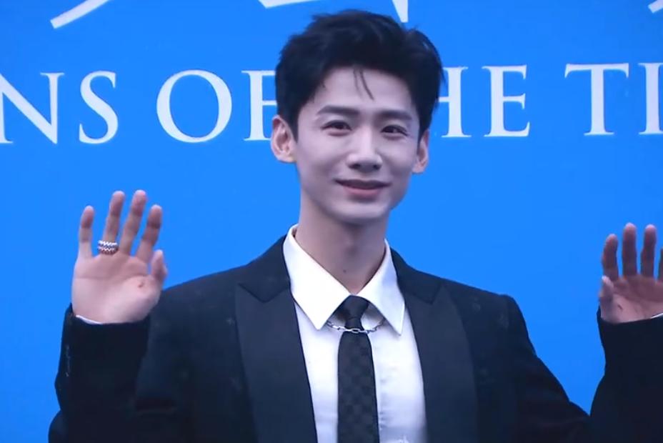 It's the red carpet again! Yang Zifeng is messy, Yin Tao's breasts are ...