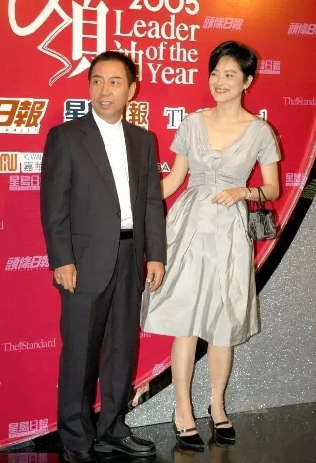 Brigitte Lin's rich husband turned out to be him? Wearing a black suit ...