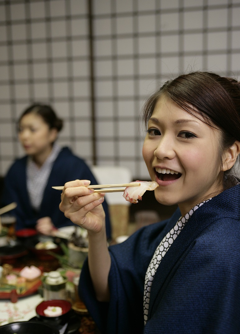 Japanese who love sashimi - iNEWS