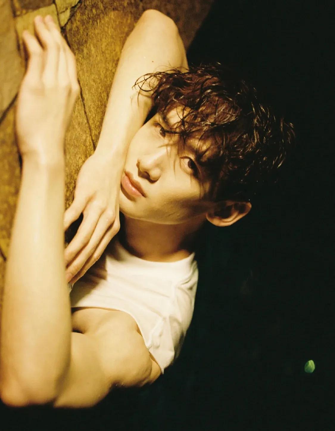 The young Bai Jingting in the water - iNEWS