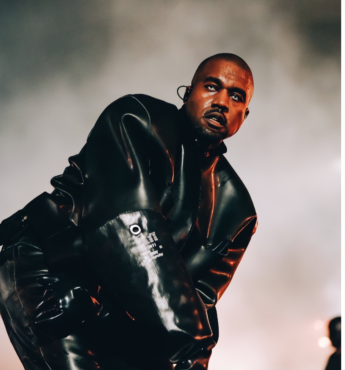 Drake received giant souvenirs during his concert, and netizens ...