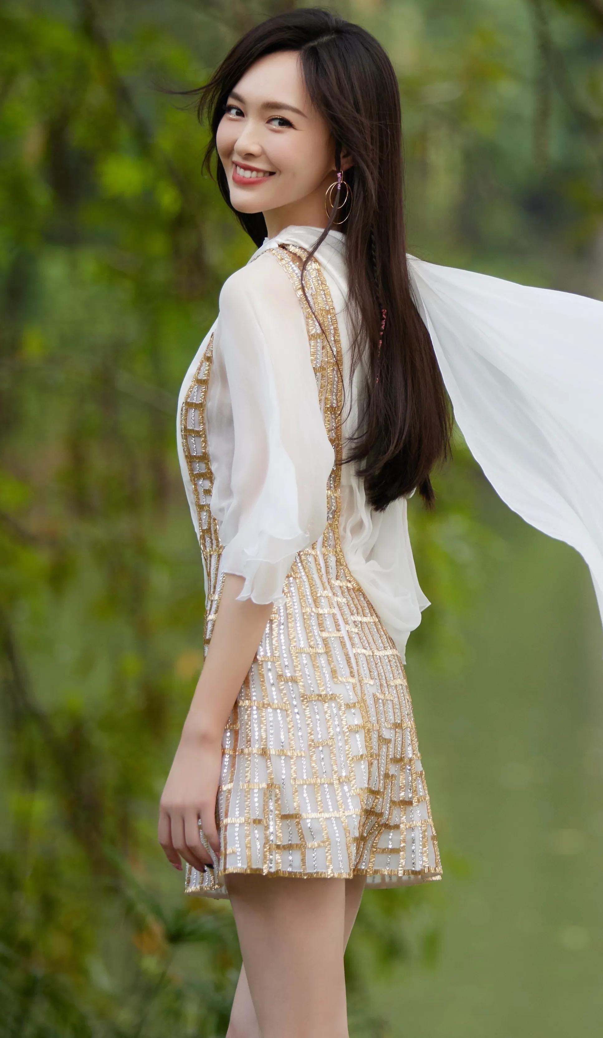 Tang Yan's long legs are so beautiful in a wrap skirt and high heels ...