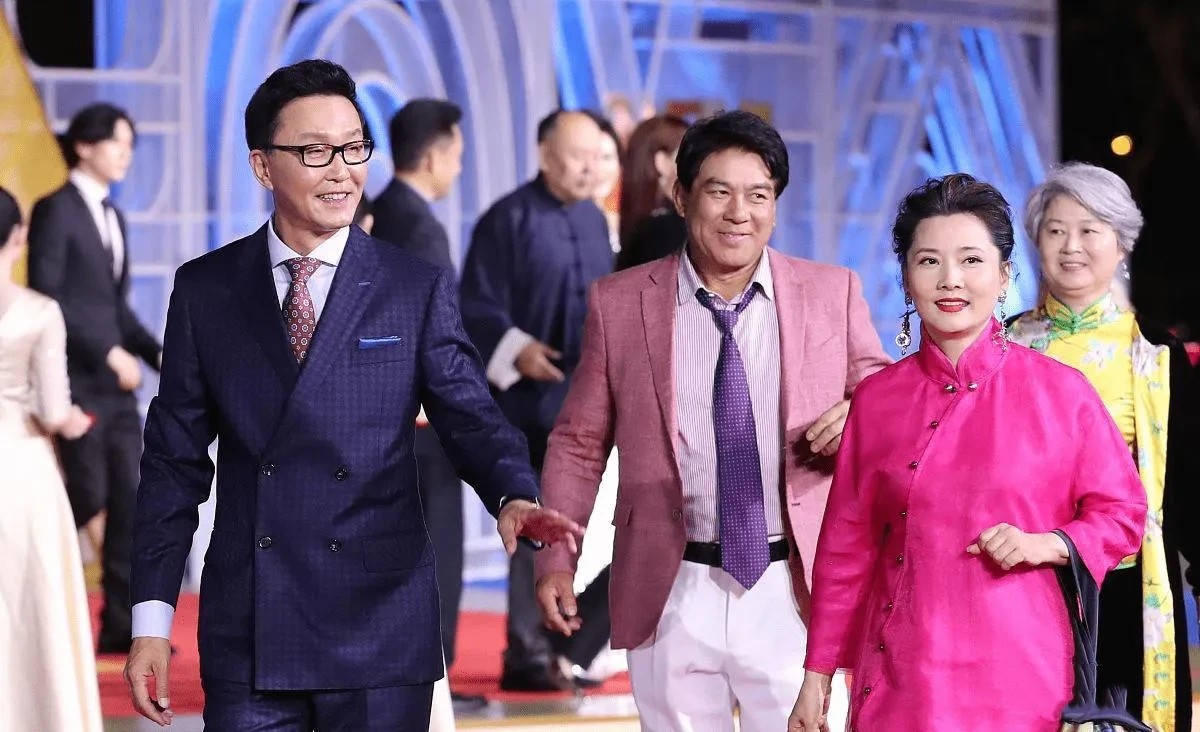 He Saifei's temperament is too amazing! The gaudy rose red cheongsam is ...