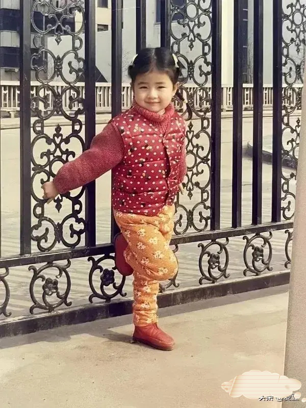 Bai Lu released several childhood photos on her birthday. She looks ...