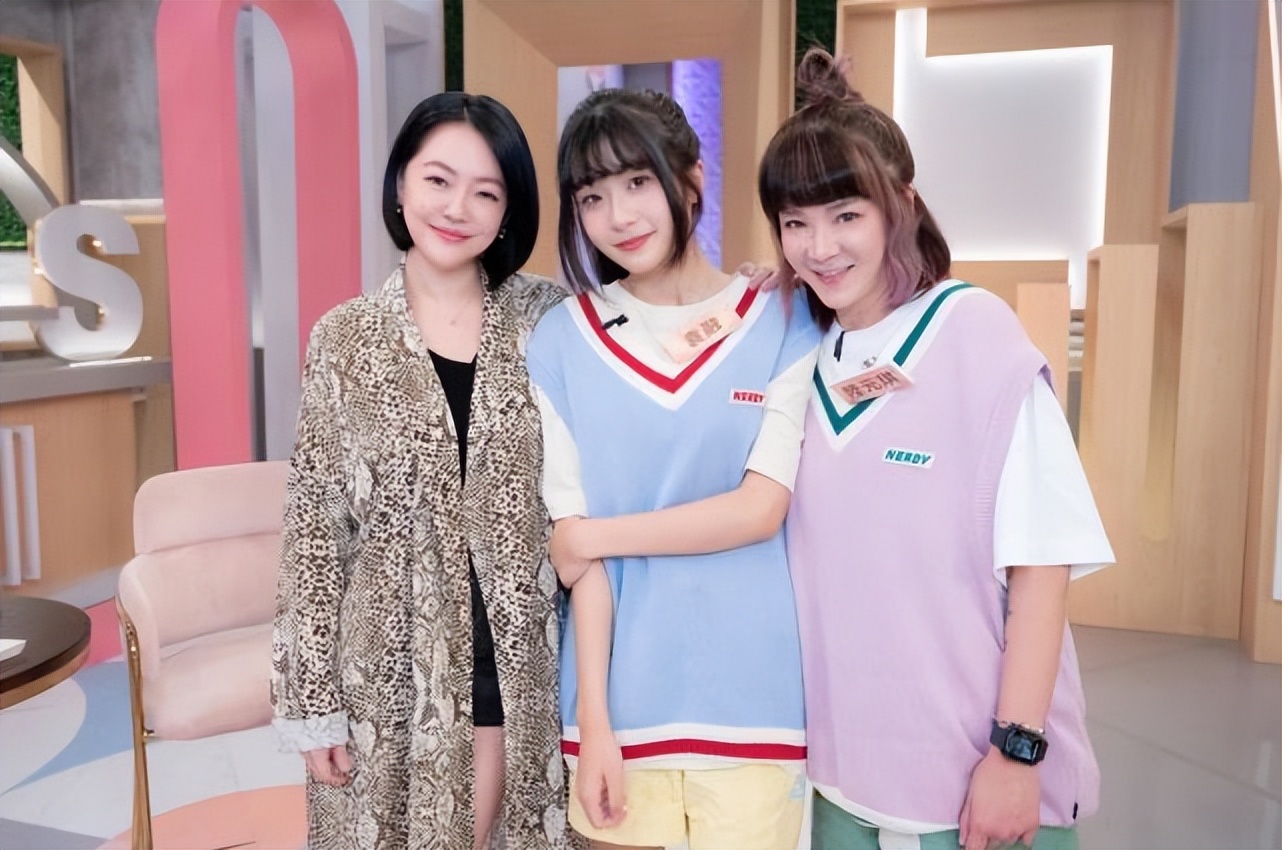 A well-known host took a group photo to reveal that musician Yuan ...