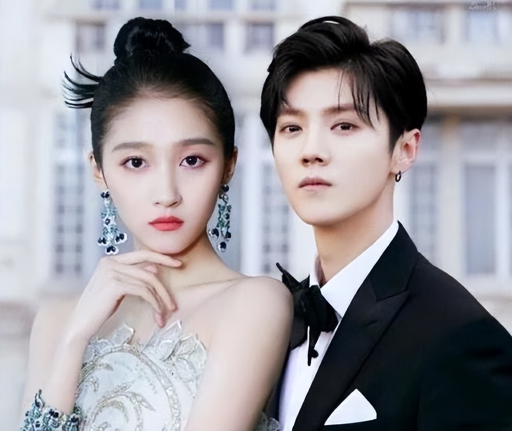 Guan Xiaotong made a semi-cooked cheesecake for Luhan, his face was swollen and he got fat again ...