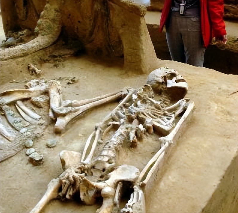 The concubines buried in ancient tombs were all in a position with ...