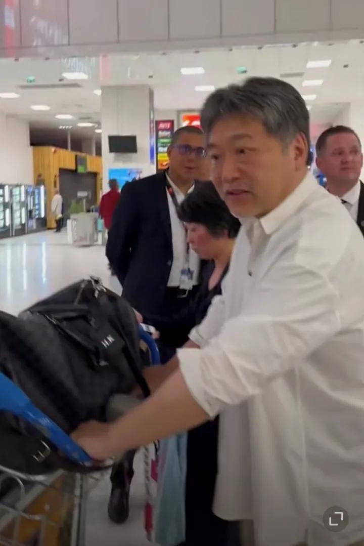 Kore-eda curiously asked fans to introduce Zhu Yilong to the director ...