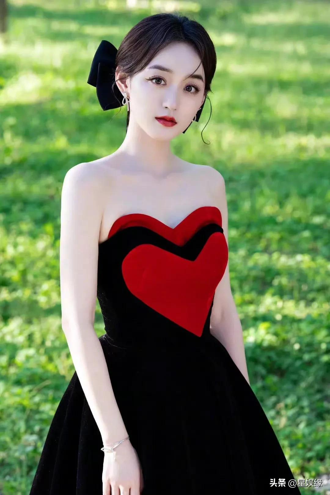 He Hongshan's latest photo, red heart tube top skirt, sister is the ...