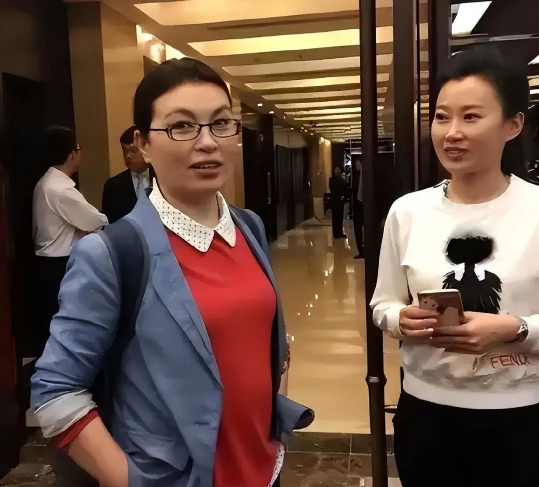 They all grew long hair after retiring from CCTV, Li Xiuping became ...