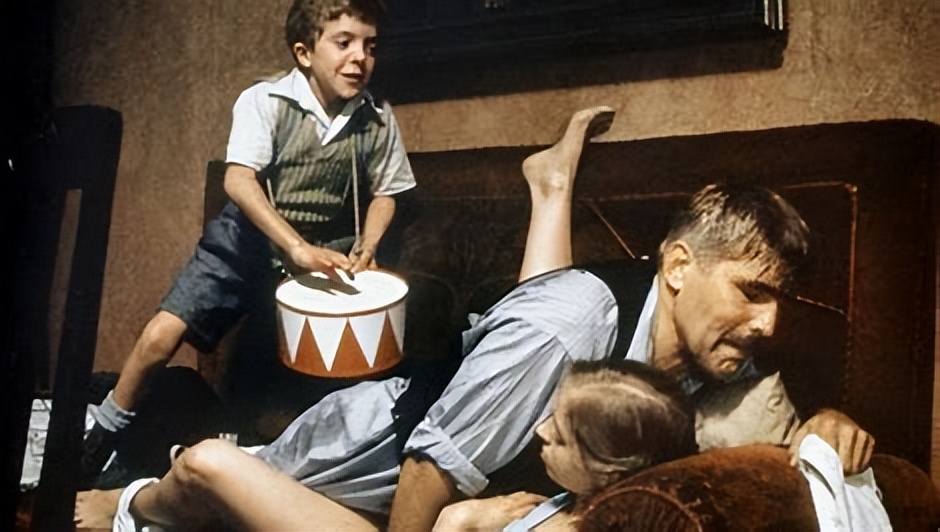 He stopped growing at the age of three and expressed his feelings with a tin drum, why did Oscar ...