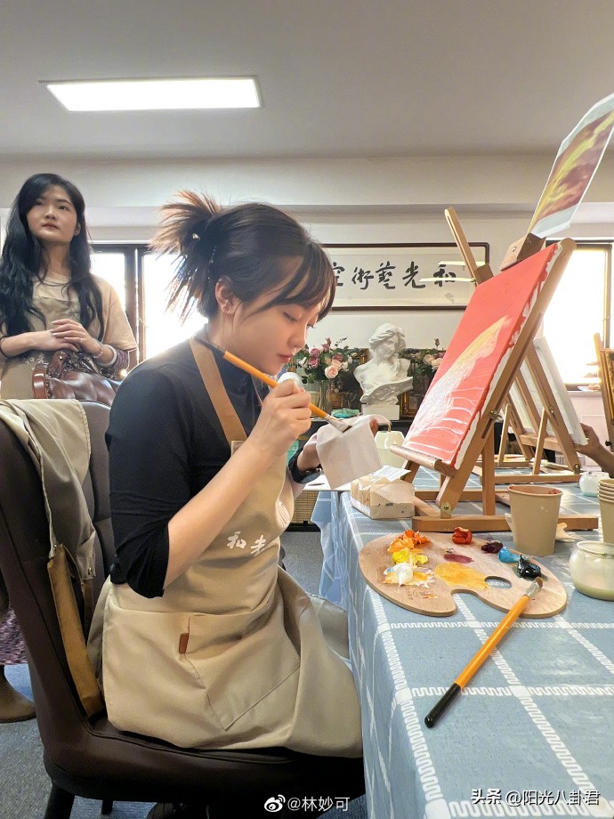 23-year-old Lin Miaoke made her oil painting debut. She has not ...