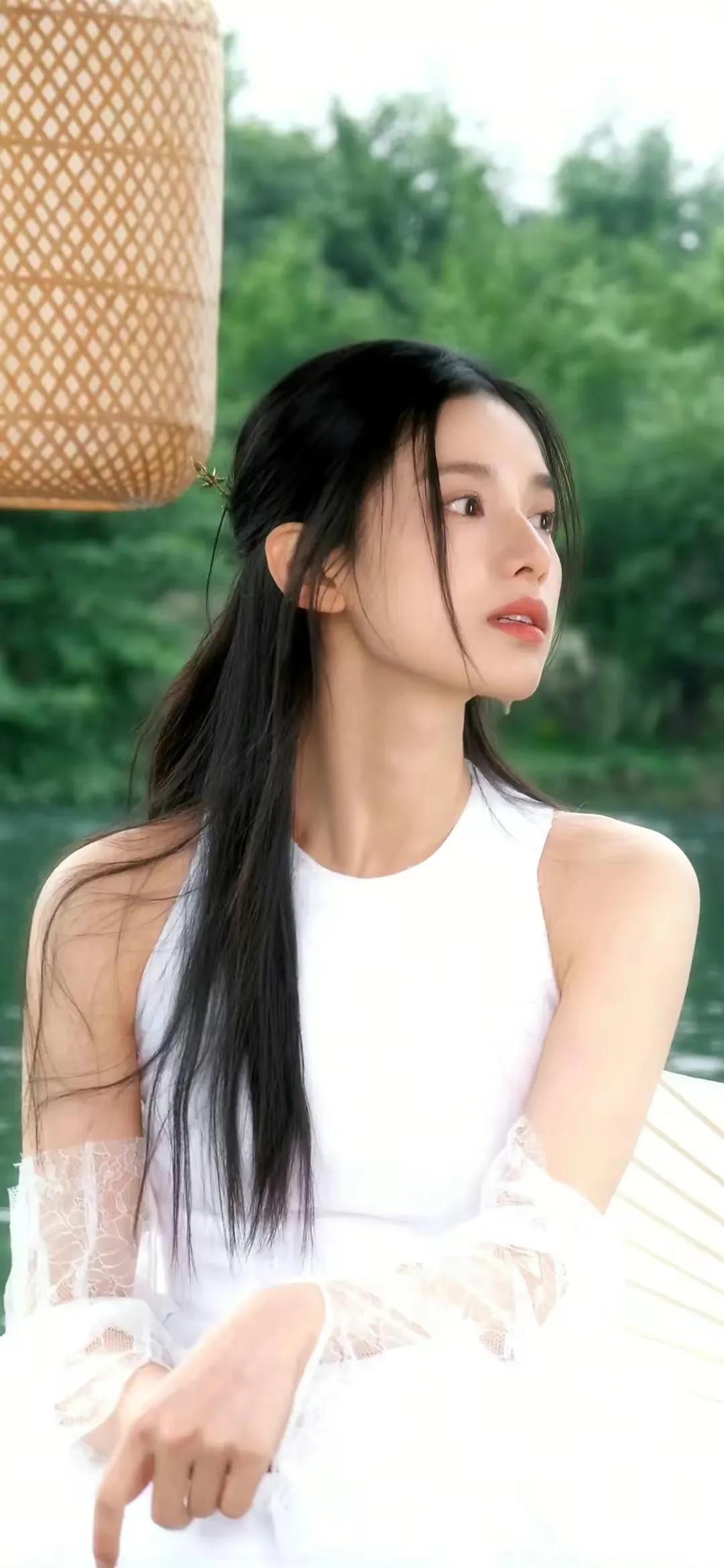 Zhang Jingyi's beautiful photo album - iNEWS