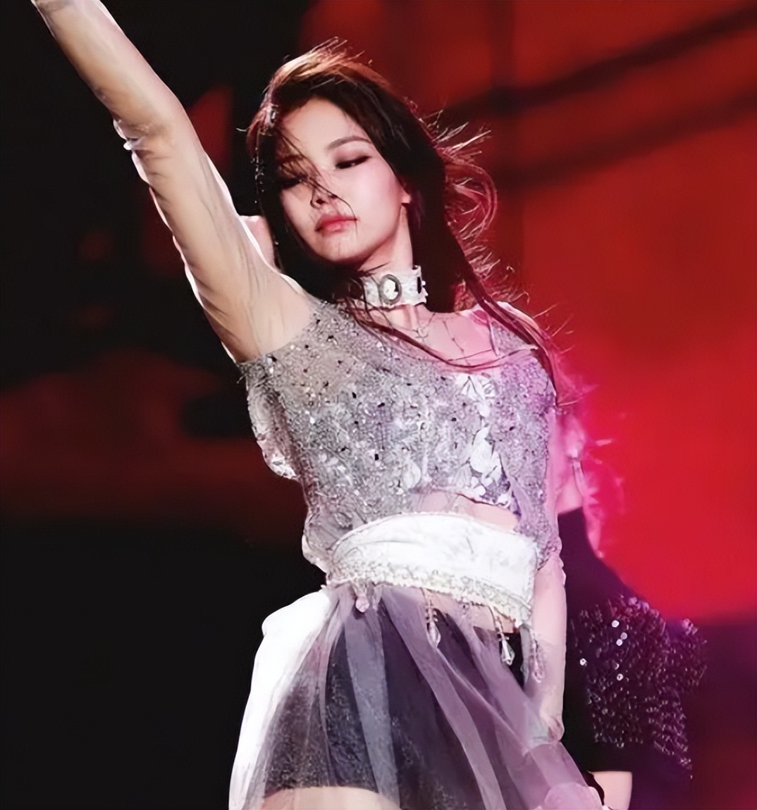 Korean actress Jennie's performance costume caused controversy again ...