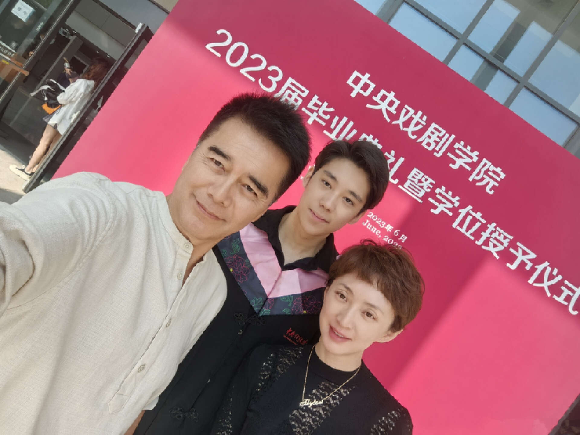 He Qing's son graduated from Chinese opera! 22-year-old tall and handsome, Xu Yajun and his 4 ...