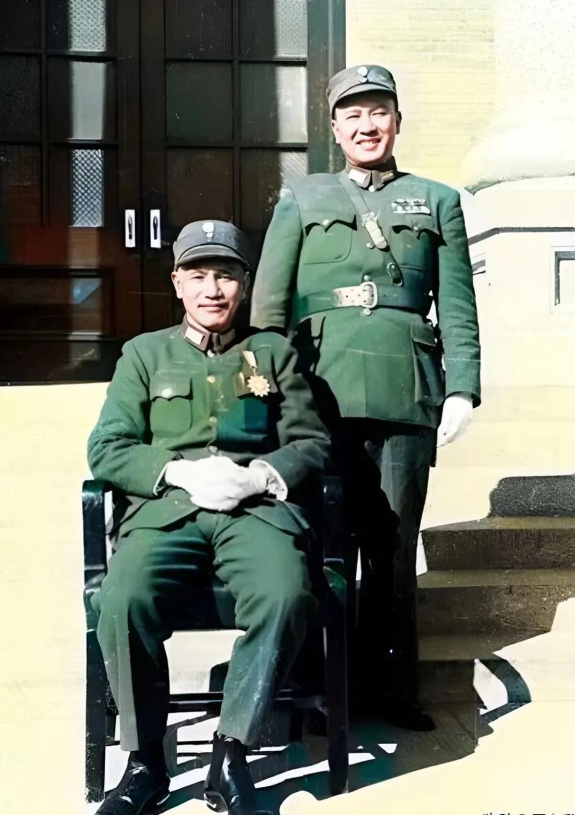 In 1940, Bai Chongxi took a rare photo with Chiang Kai-shek, and he was ...