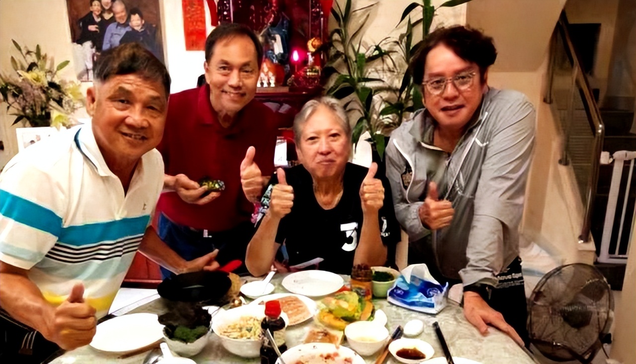 71-year-old Sammo Hung took a photo with a Japanese actress. Although ...