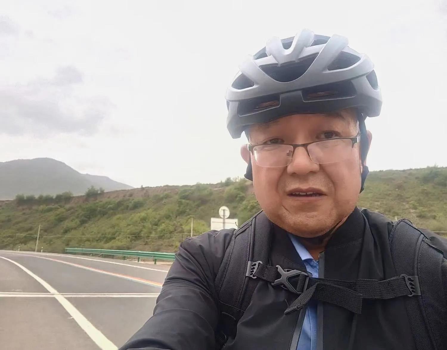 Cycling alone. Er Zi Xi Liang - iNEWS
