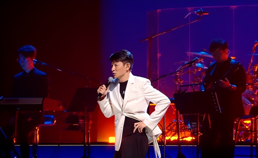 During Andy Lau's online concert, host Li Hao was criticized for being ...