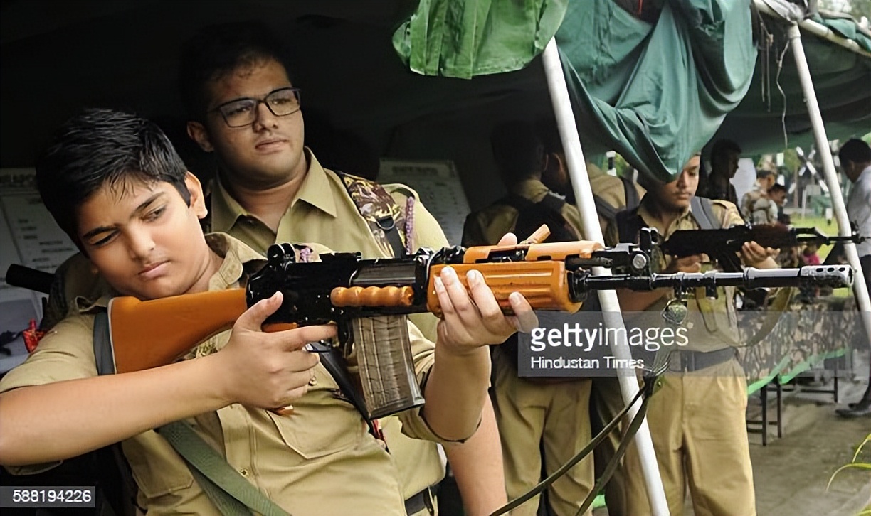 India's "native" stitch monster: the INSAS rifle - iNEWS