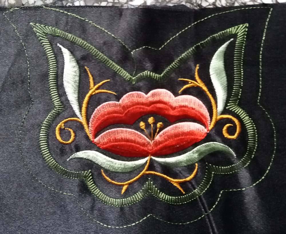 Shi Liping, inheritor of Miao Embroidery: Inheritance of intangible ...