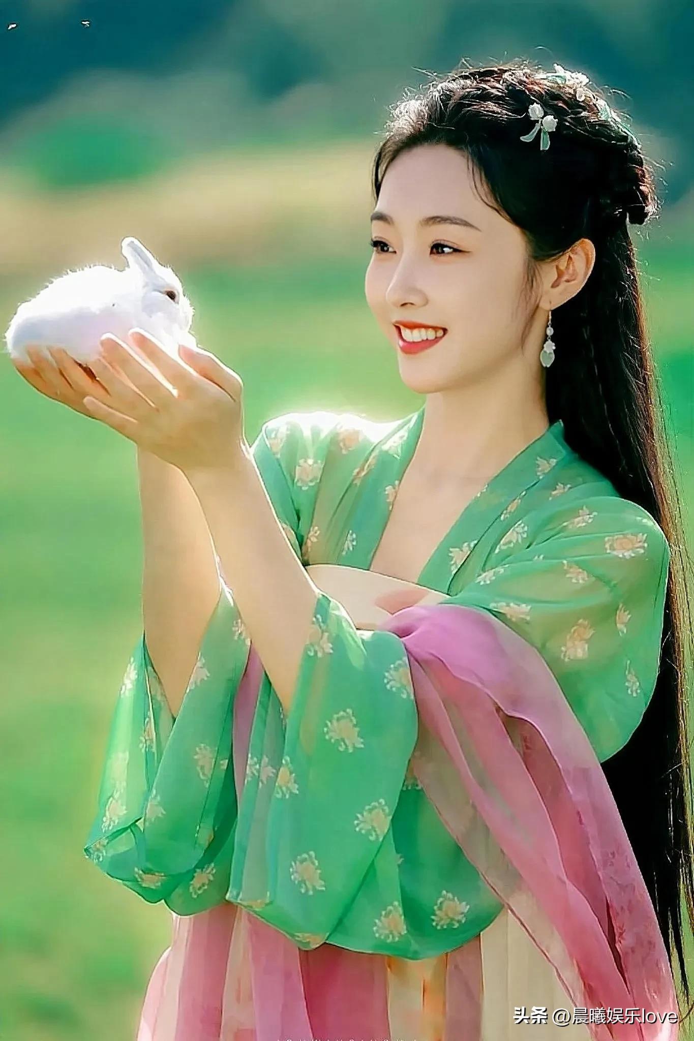 Xuan Lu is known as the flower fairy in ancient costumes, she is so ...