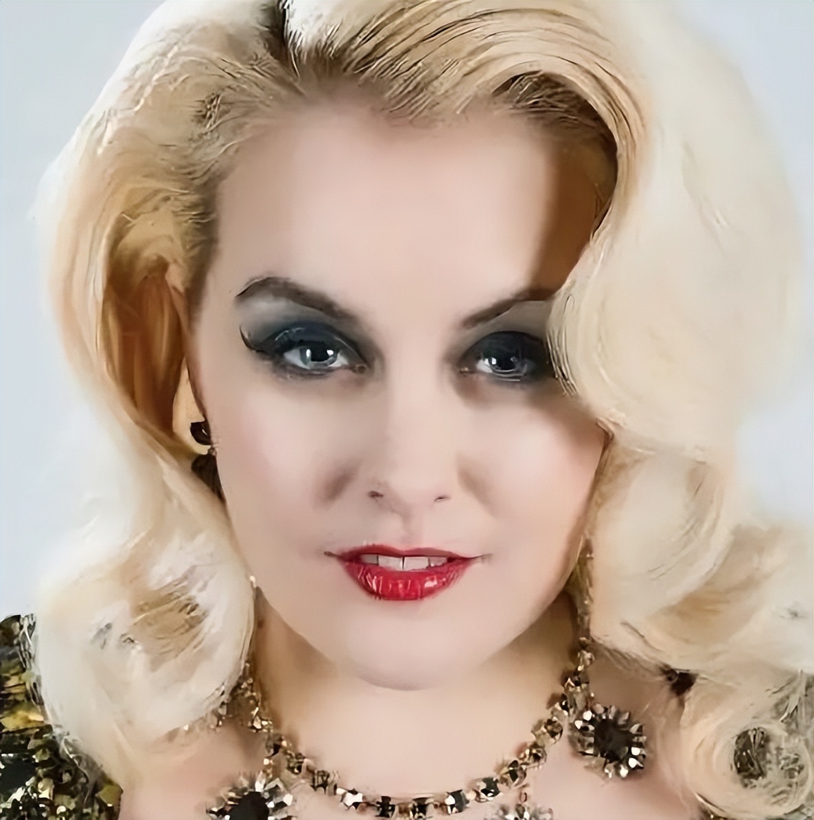 Stunning plus-size model Felicity Hayward - iNEWS