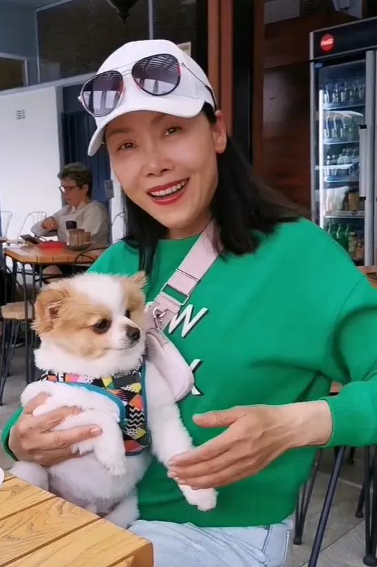 Famous female singer: Tian Zhen shares his comfortable life abroad - iNEWS