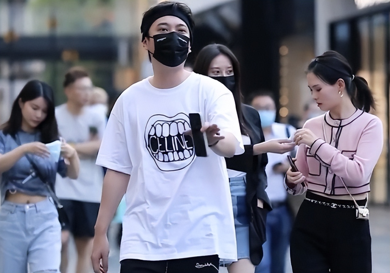 Wang Sicong took eight beauties to eat barbecue scenes, and they made a ...